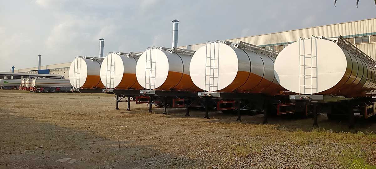 Five 3-axle palm oil tanker semi-trailer ready to Gabon - SINOTRUK ...